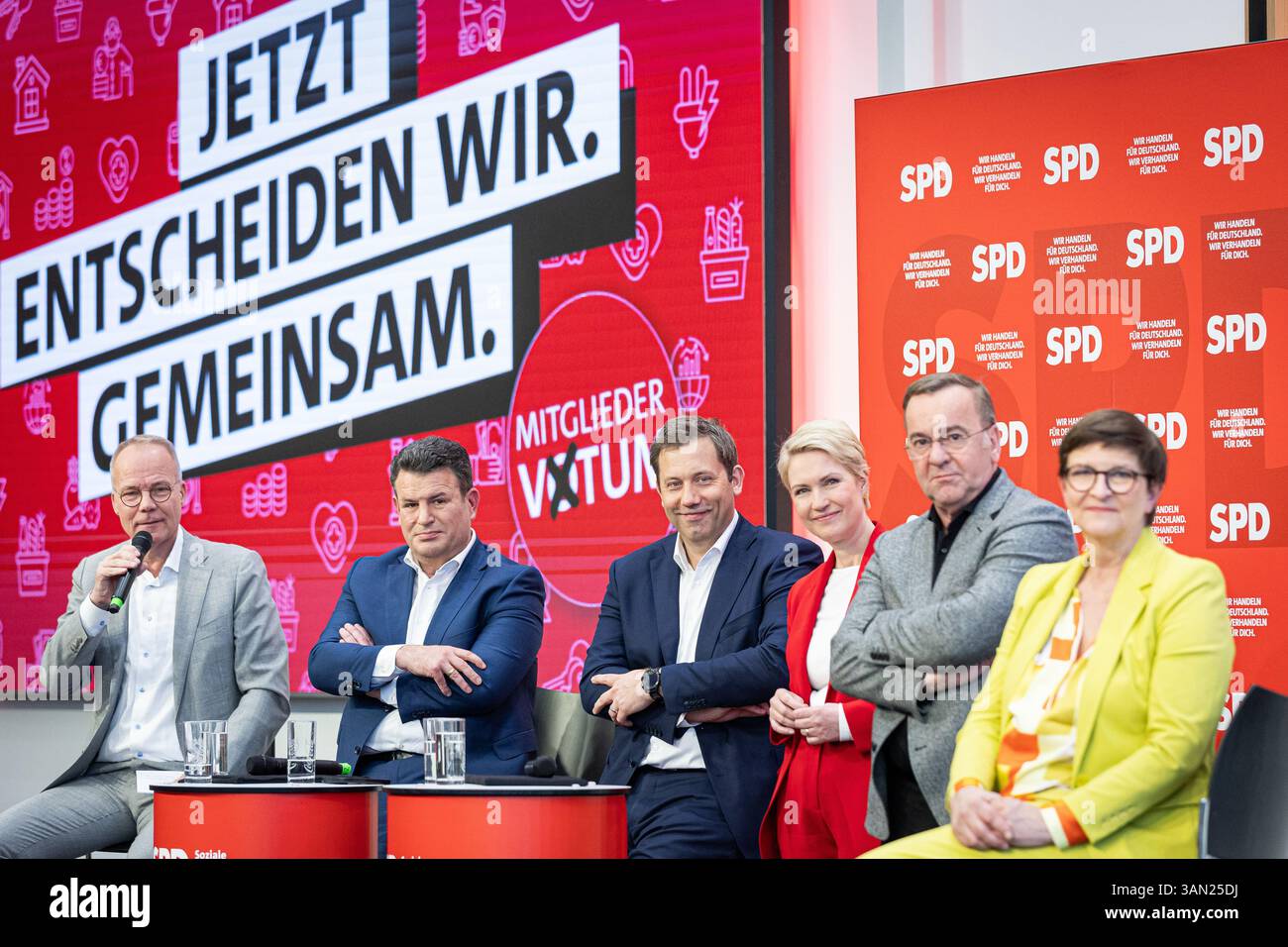 14 April 2025, Lower Saxony, Hanover: Matthias Miersch (l-r), SPD ...