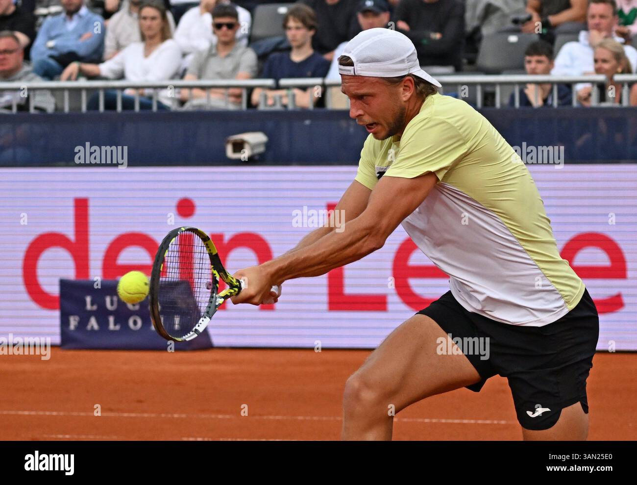 14 April 2025, Bavaria, Munich: Tennis, ATP Tour - Munich, Singles, Men, 1st round. Zverev ...