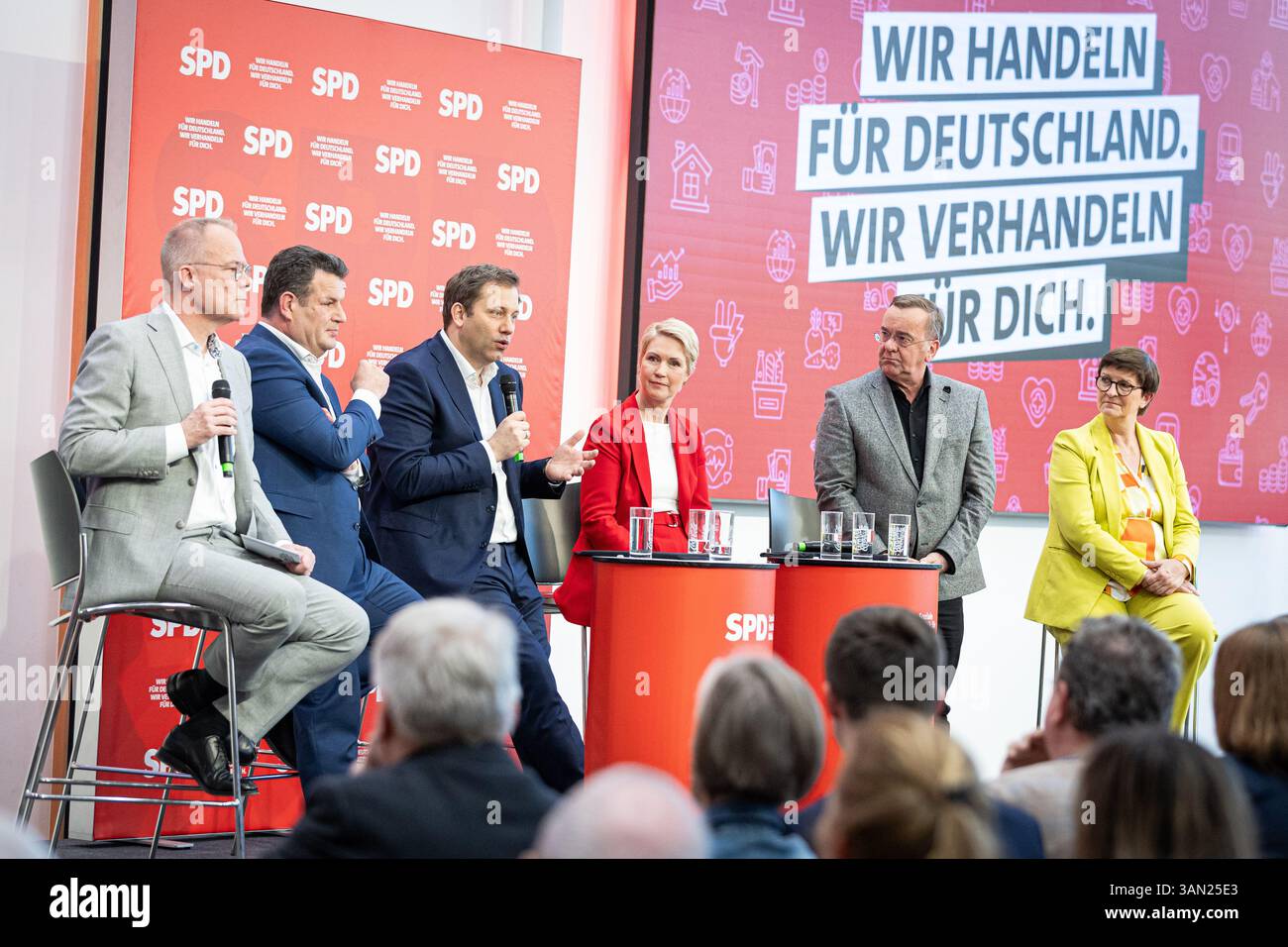 14 April 2025, Lower Saxony, Hanover: Matthias Miersch (l-r), SPD ...