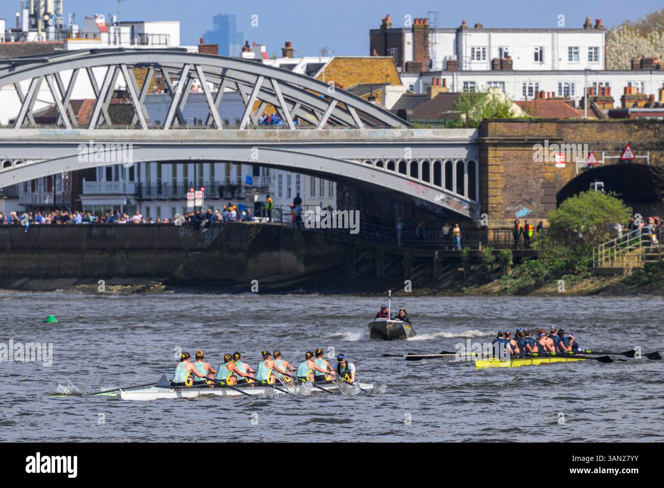 Cambridge men leading in final stretch after Barnes Bridge, Isis v ...