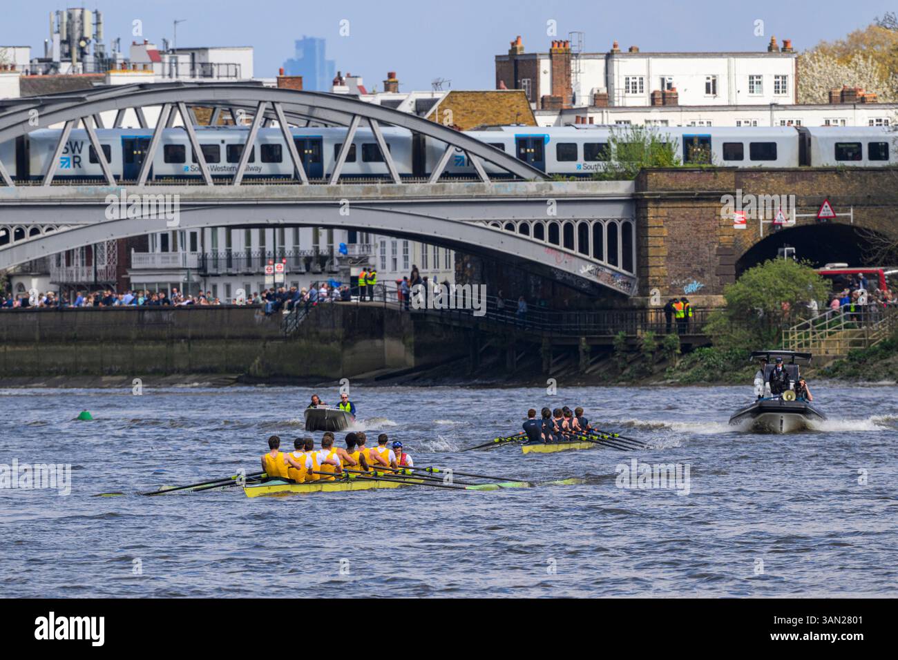 Cambridge men leading in final stretch after Barnes Bridge, Isis v ...