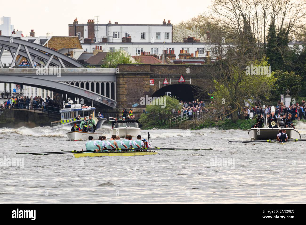 Cambridge men leading in final stretch after Barnes Bridge, Men's ...