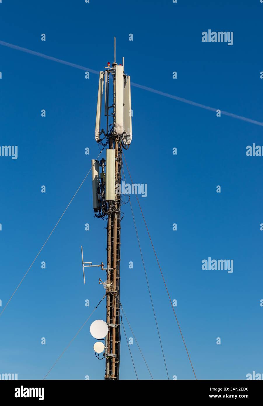 A picture of an 5G tower Stock Photo - Alamy