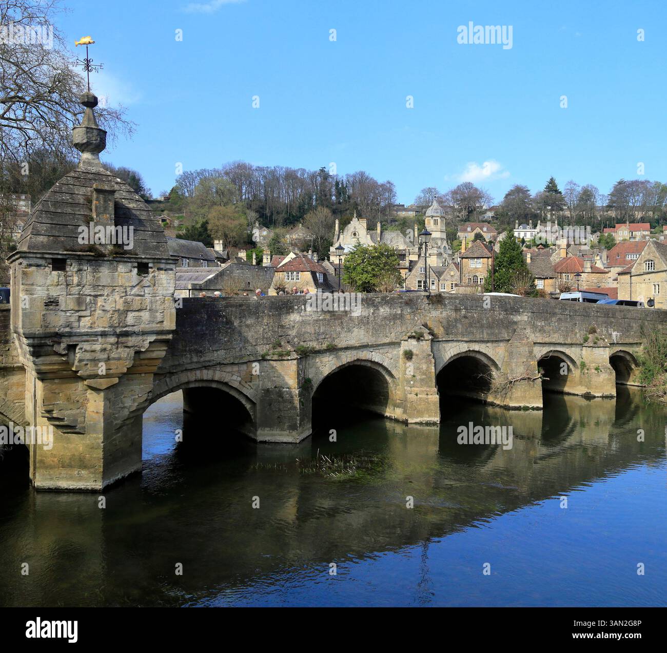 The Town Bridge and historic lockup over the river Avon at Bradford on ...