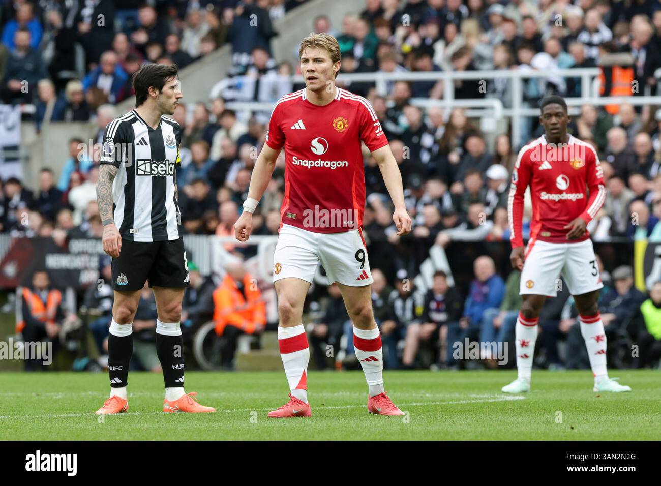 Manchester United forward Rasmus Hojlund (9) during the Newcastle ...