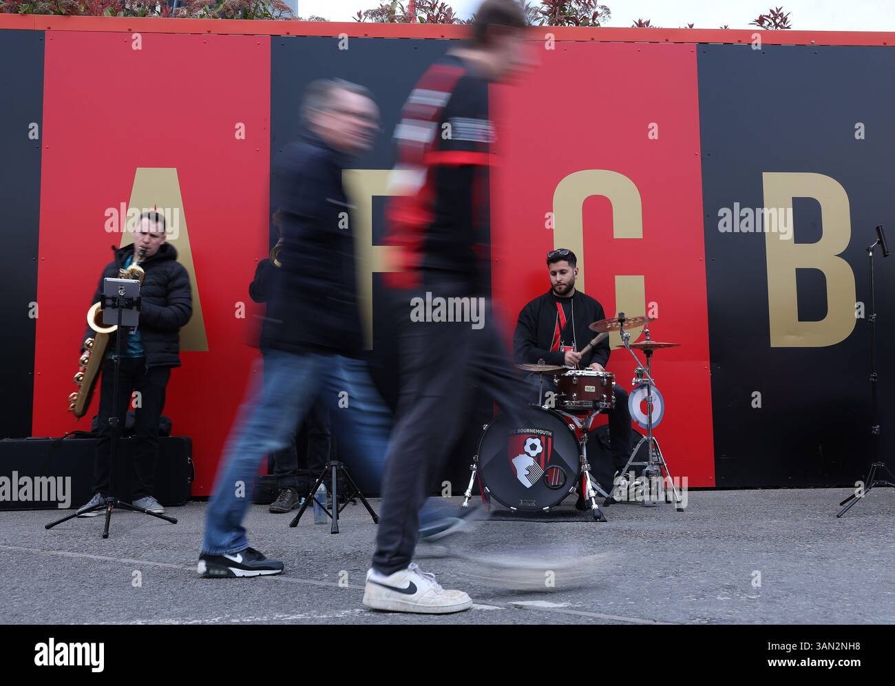 Bournemouth, UK. 14th Apr, 2025. Fans arrive as a band plays outside ...