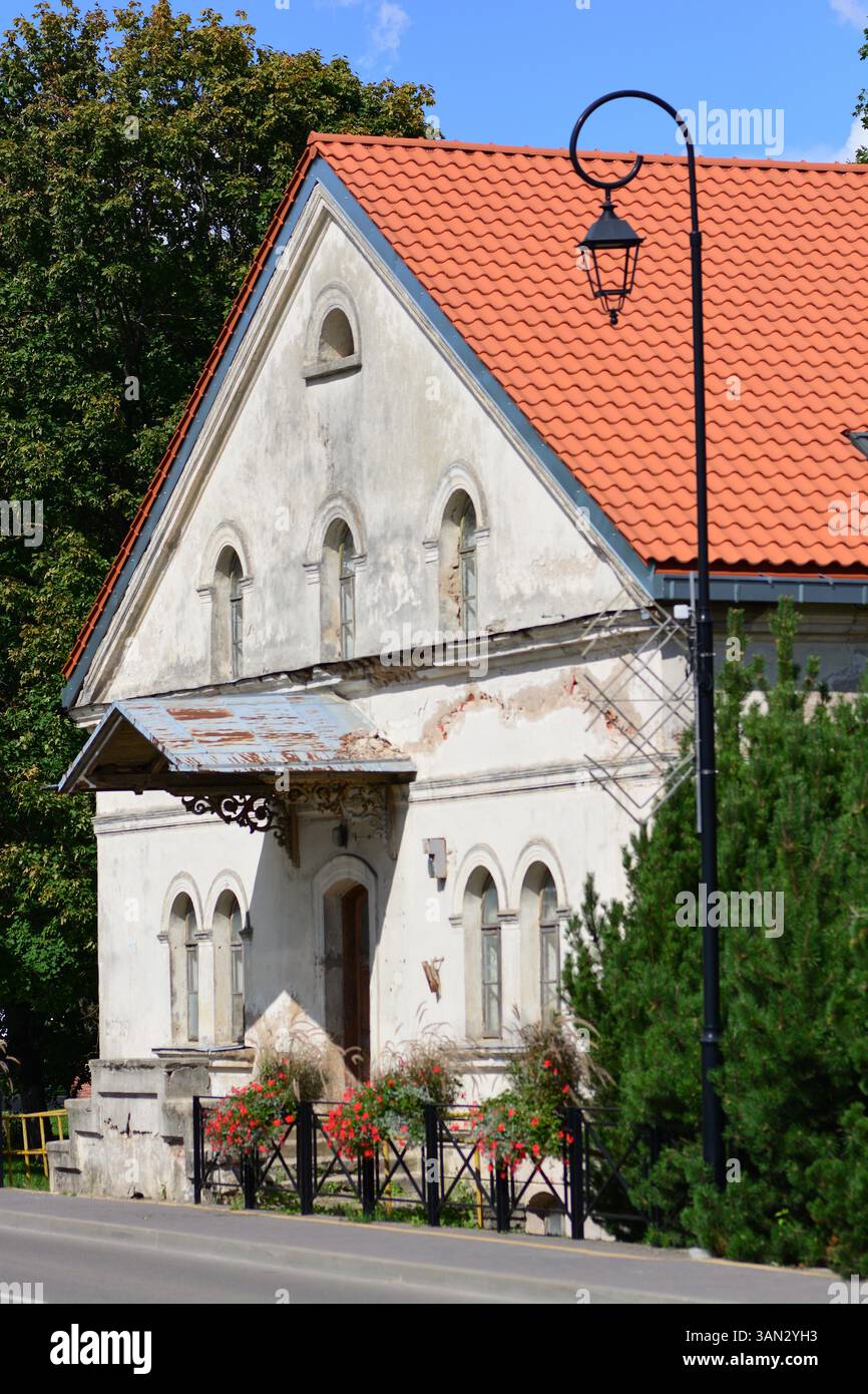 Two story rounded building hi-res stock photography and images - Alamy