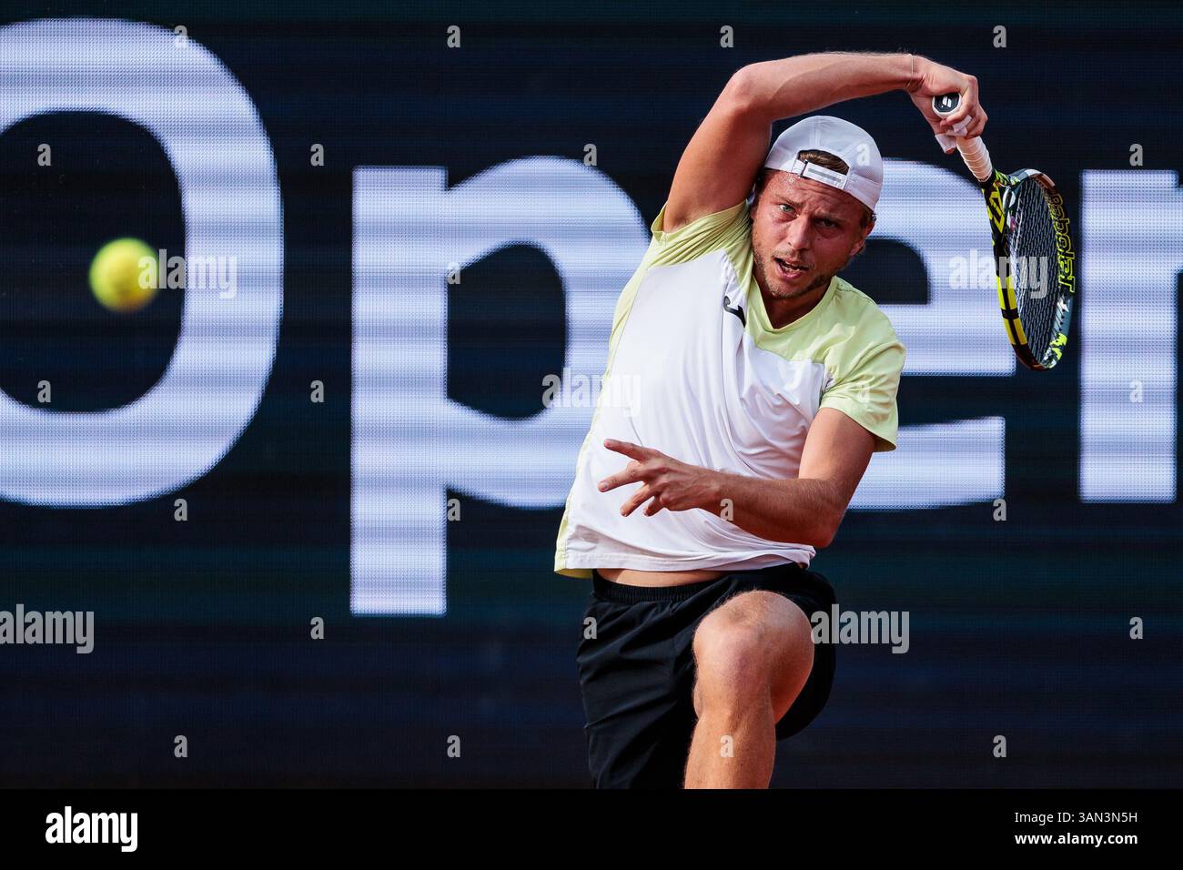 Munich, Germany. 14th April, 2025. Alexandre Muller (Frankreich) im Match gegen Alexander Zverev ...