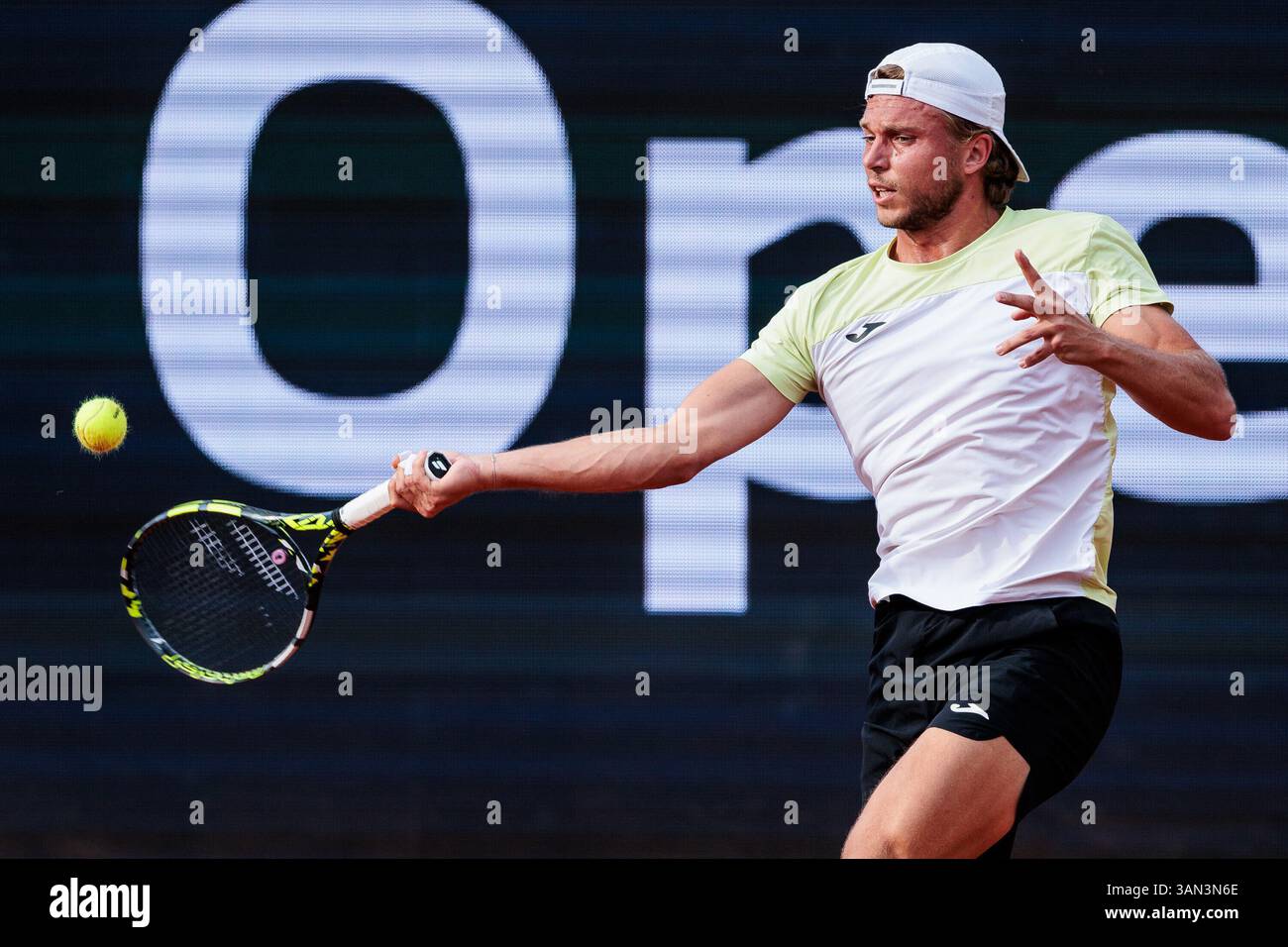 Munich, Germany. 14th April, 2025. Alexandre Muller (Frankreich) im Match gegen Alexander Zverev ...