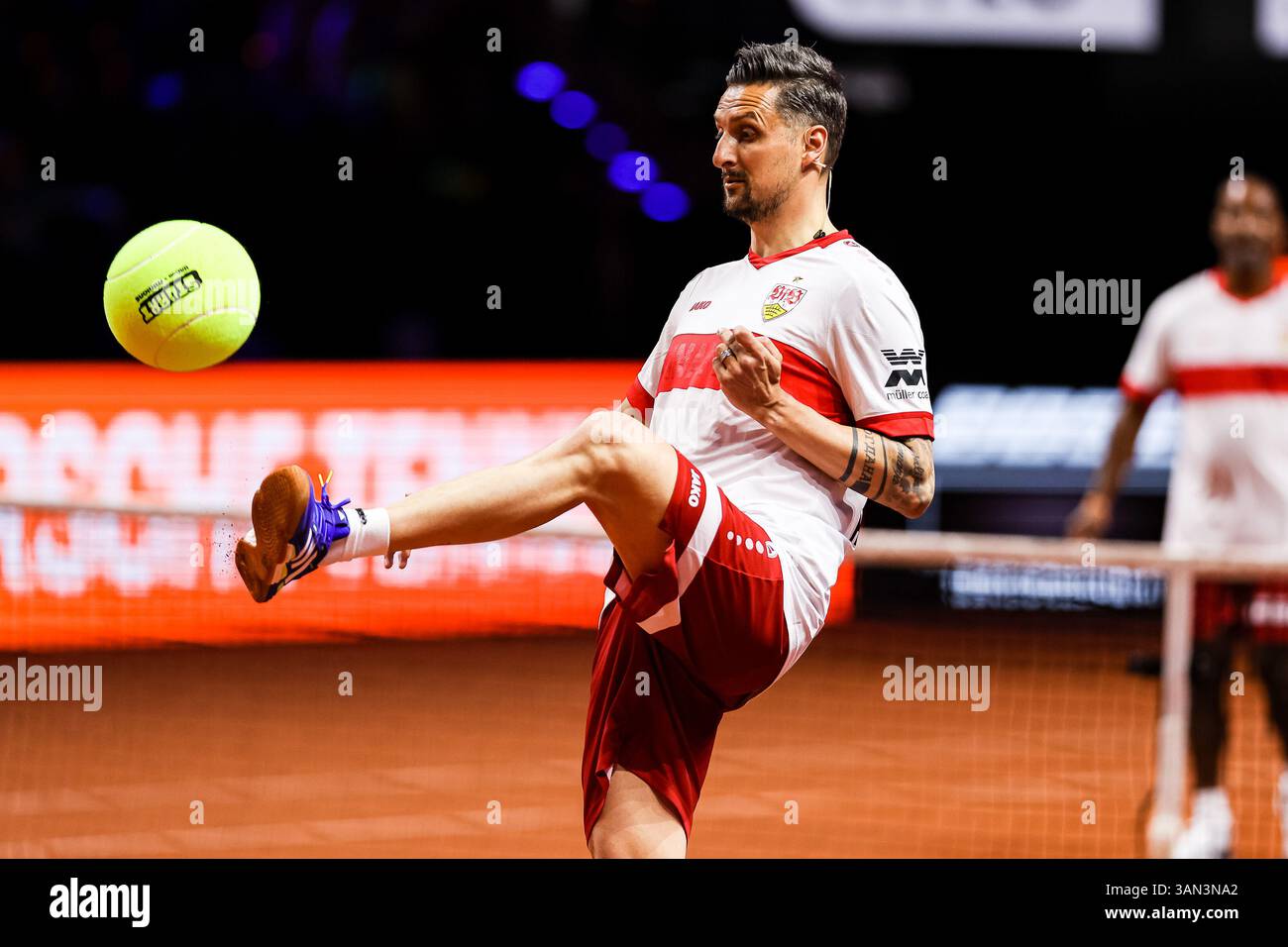 Showact Kick and Serve VFB Stuttgart meets Porsche Tennis Zdravko Kuzmanovic kickt den Ball. GER ...