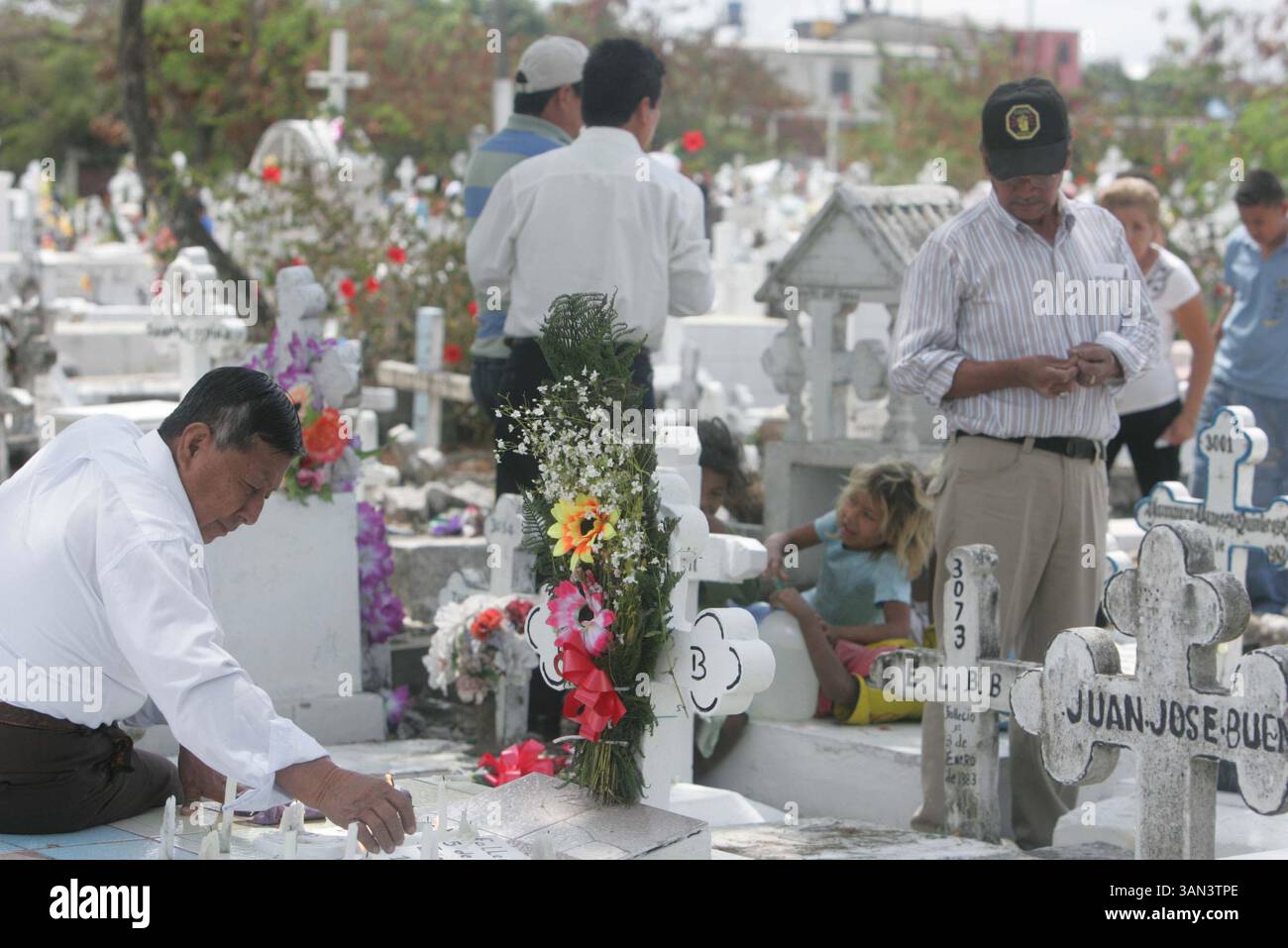 02/11/2008) GUAYAQUIL 2 DE NOVIEMBRE 2008.-ECUADOR..FAMILIARES ...