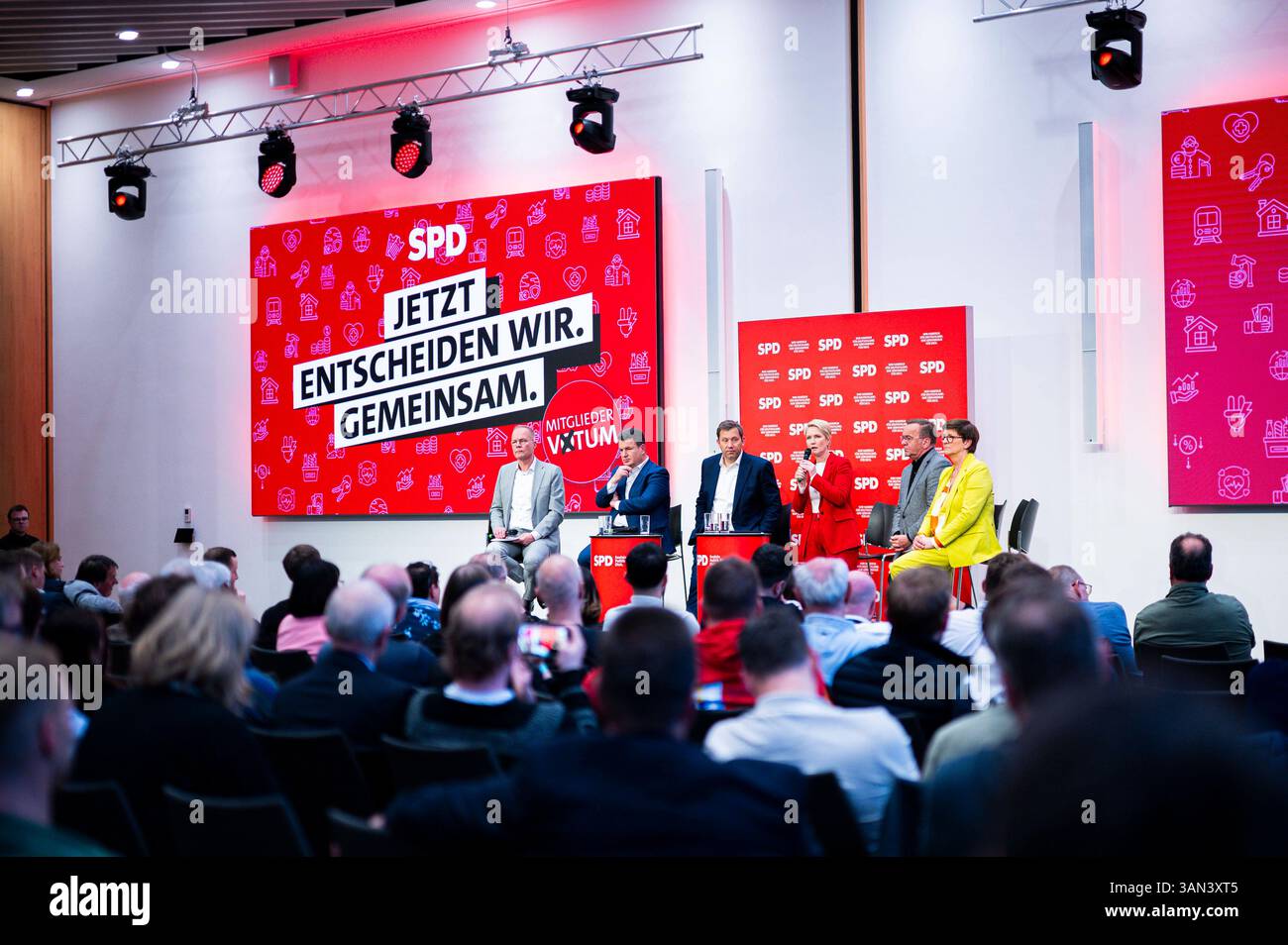 14.04.2025 - Dialogkonferenz der SPD-Parteispitze in Hannover vor dem ...