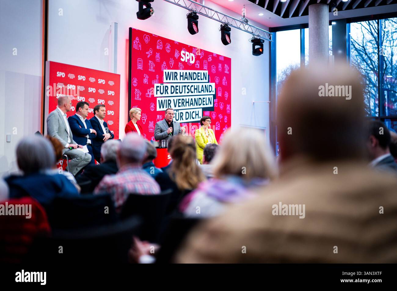14.04.2025 - Dialogkonferenz der SPD-Parteispitze in Hannover vor dem ...