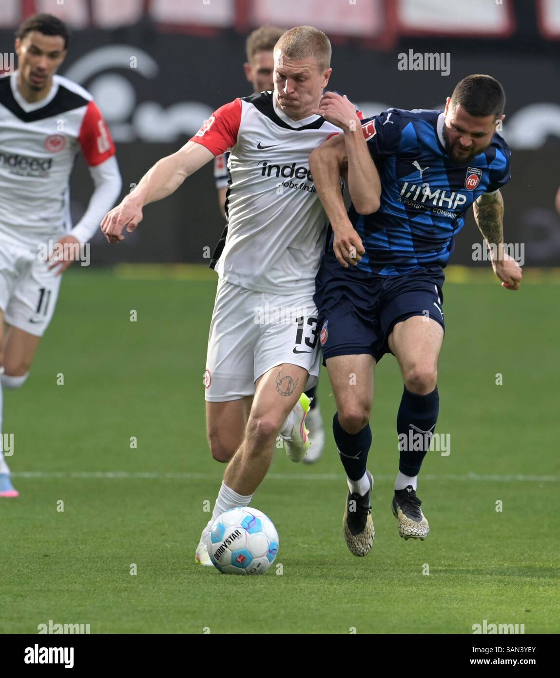 Rasmus Kristensen. (li). gegen. Marnon Busch fotografiert beim Fußball ...