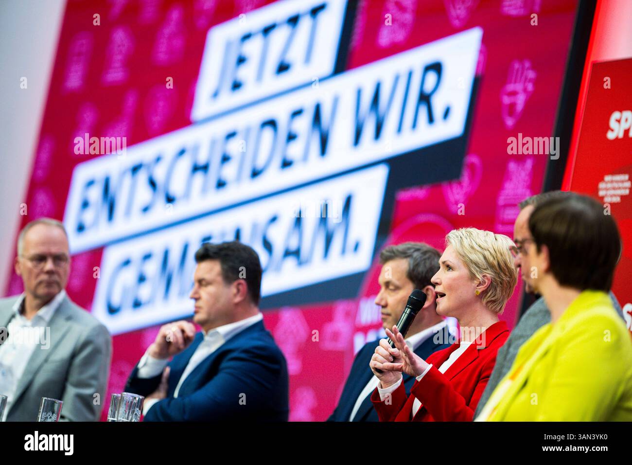 14.04.2025 - Dialogkonferenz der SPD-Parteispitze in Hannover vor dem ...