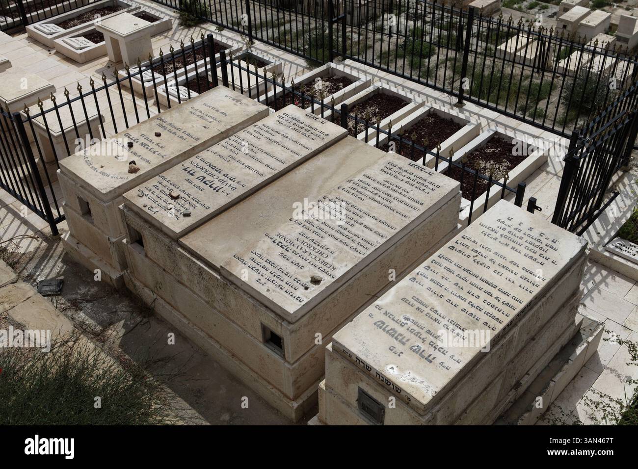 People visit national cemetery hi-res stock photography and images - Alamy