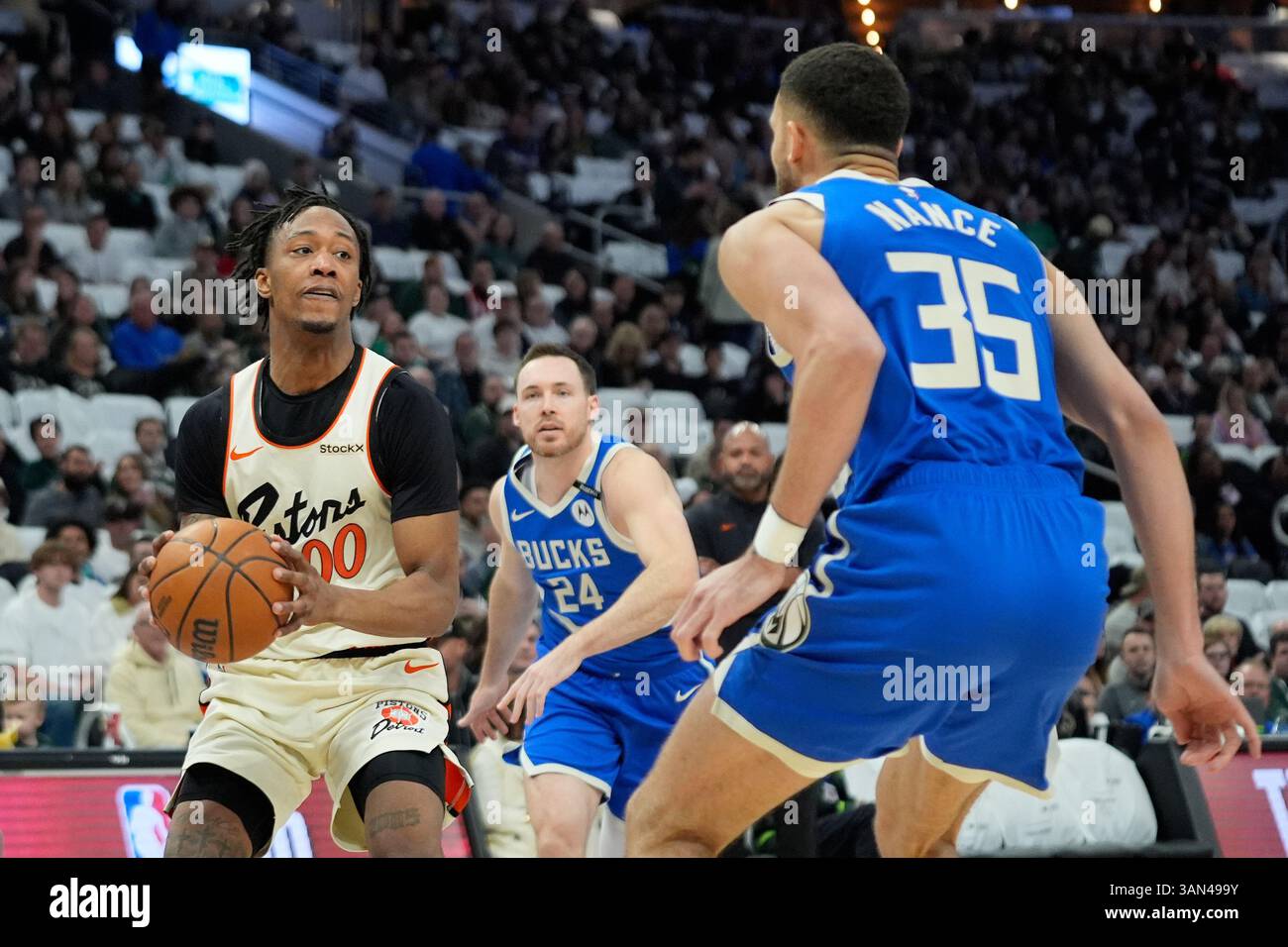 Detroit Pistons' Ronald Holland II drives to the basket against ...