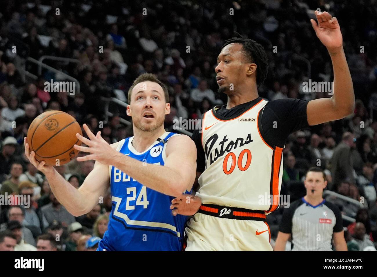 Milwaukee Bucks' Pat Connaughton drives to the basket against Detroit ...