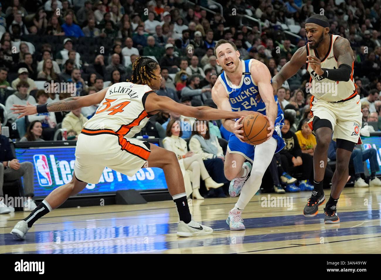Milwaukee Bucks' Pat Connaughton drives to the basket between Detroit ...