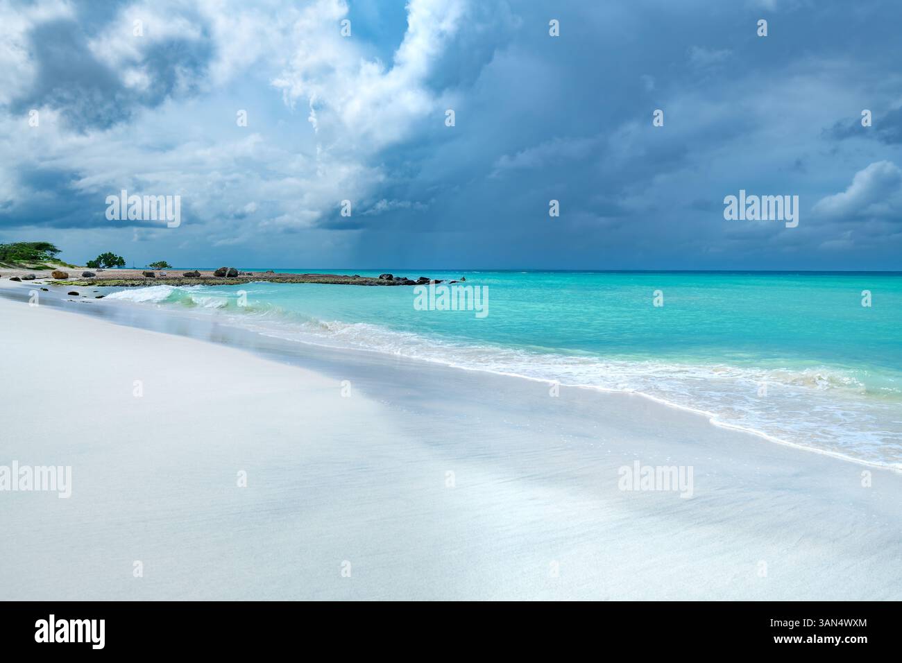 Sandy beach turquoise ocean waves hi-res stock photography and images ...