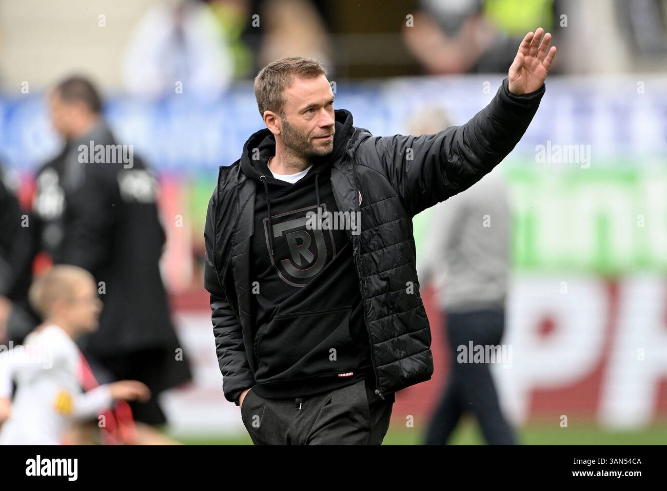 Regensburg, Deutschland. 13th Apr, 2025. Fussball; Spieltag 29; 2 ...