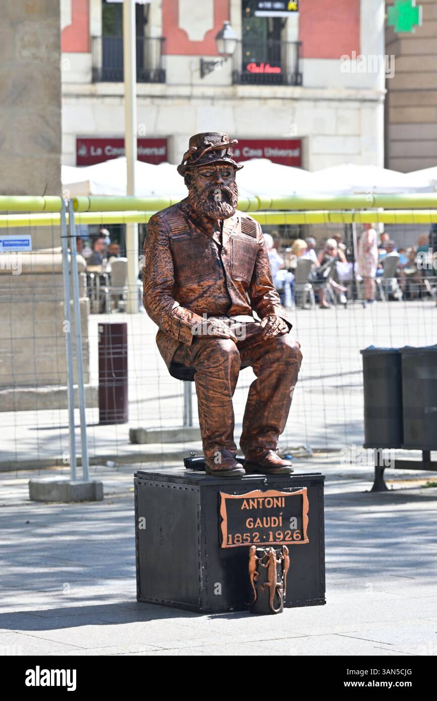 Antoni Gaudi Living statue, La Rambla, Barcelona, Spain Stock Photo - Alamy