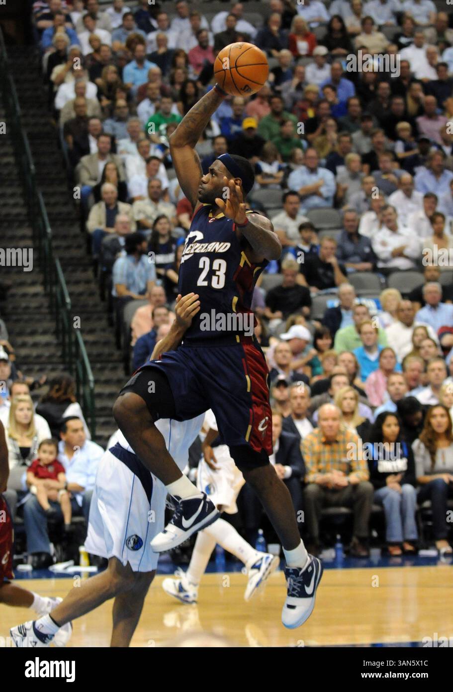 Lebron james dunk hi-res stock photography and images - Alamy