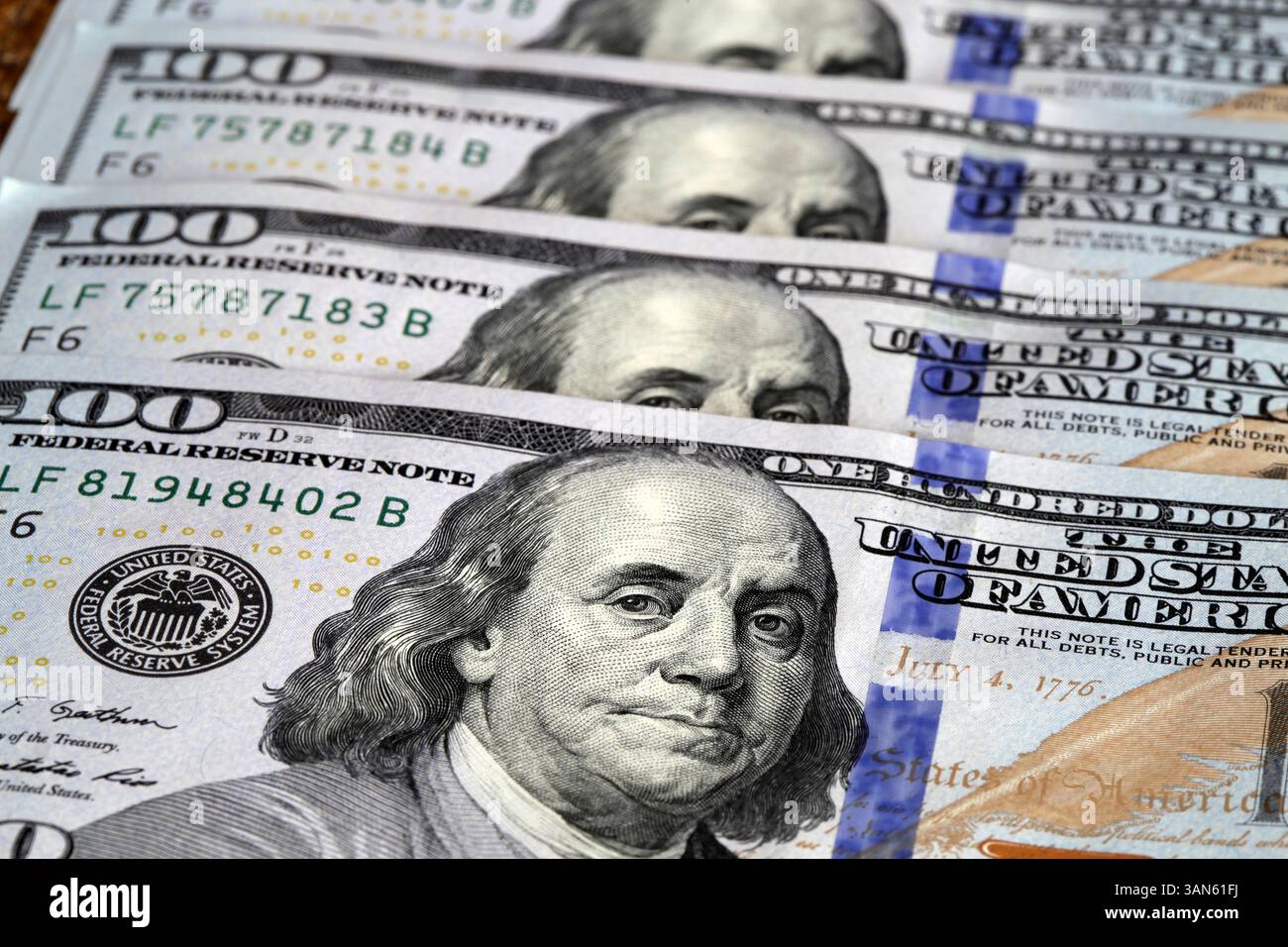one hundred dollar bill with benjamin franklin image Stock Photo - Alamy