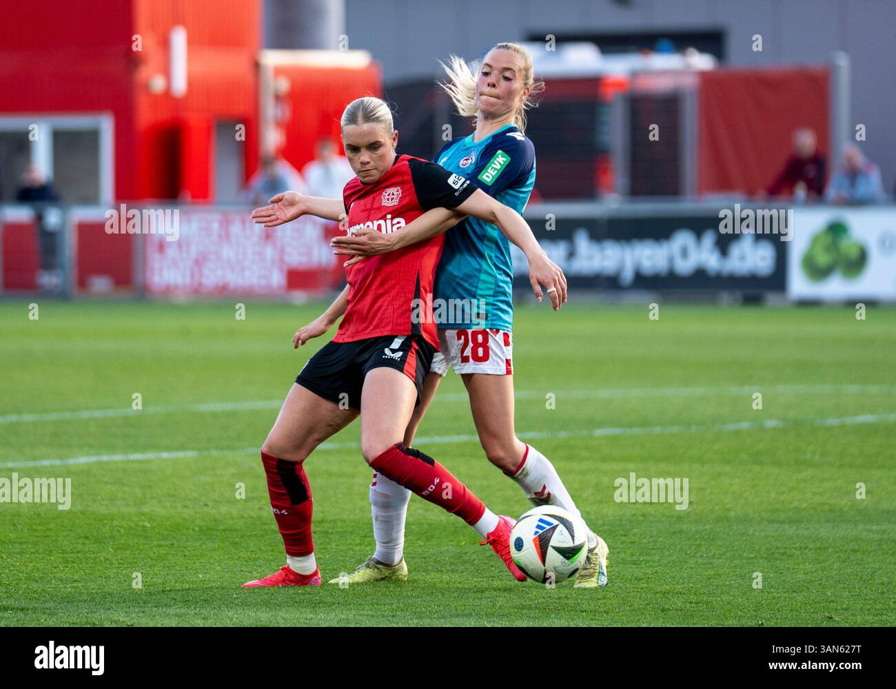 Zweikampf zwischen: Cornelia Kramer (Bayer 04 Leverkusen, #7) und ...