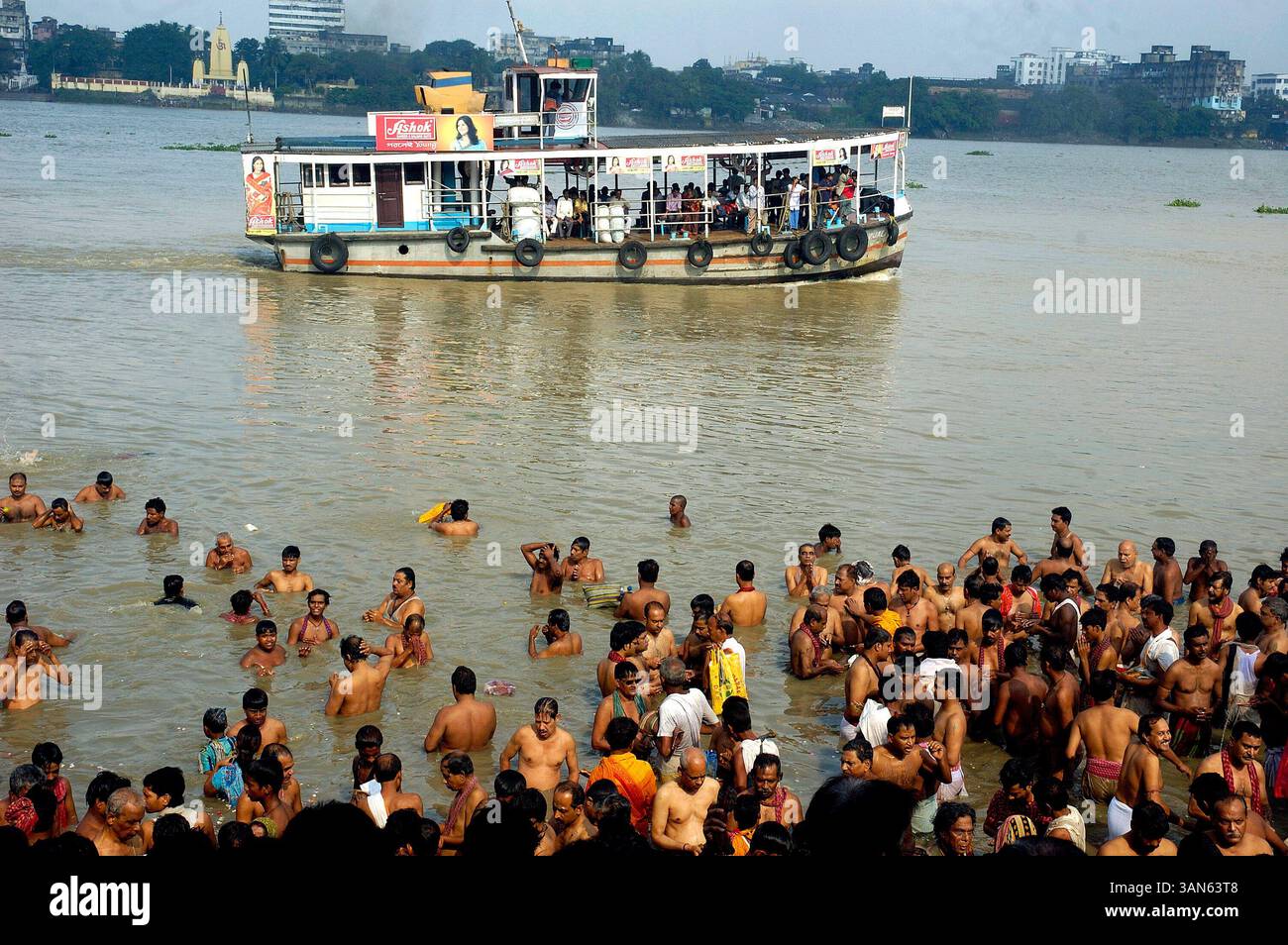 Sep 29, 2008 - Kolkata, West Bengal, India - People are gathered early ...