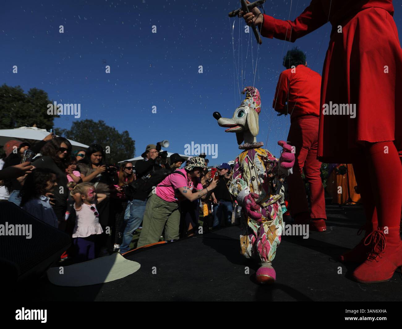 (250414) -- LOS ANGELES, April 14, 2025 (Xinhua) -- People watch a ...