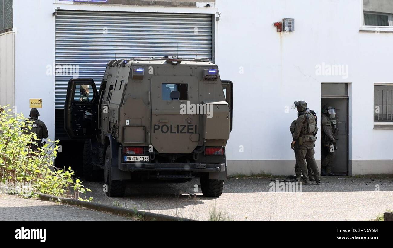 Essen, Germany. 14th Apr, 2025. A special task force (SEK) uses a ...