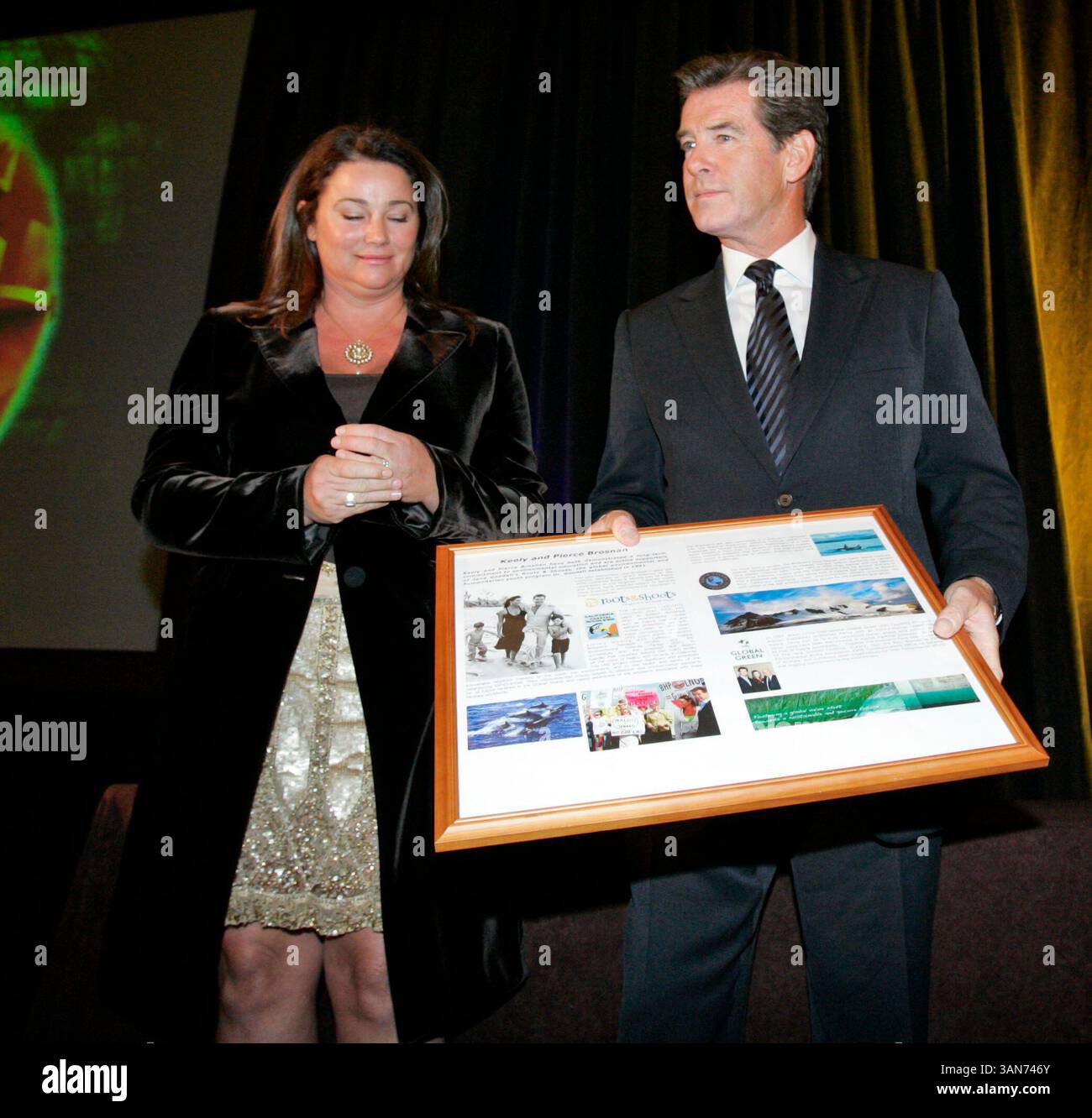 Nov 20, 2008 - Chicago, Illinois, USA - Actor PIERCE BROSNAN, right and ...