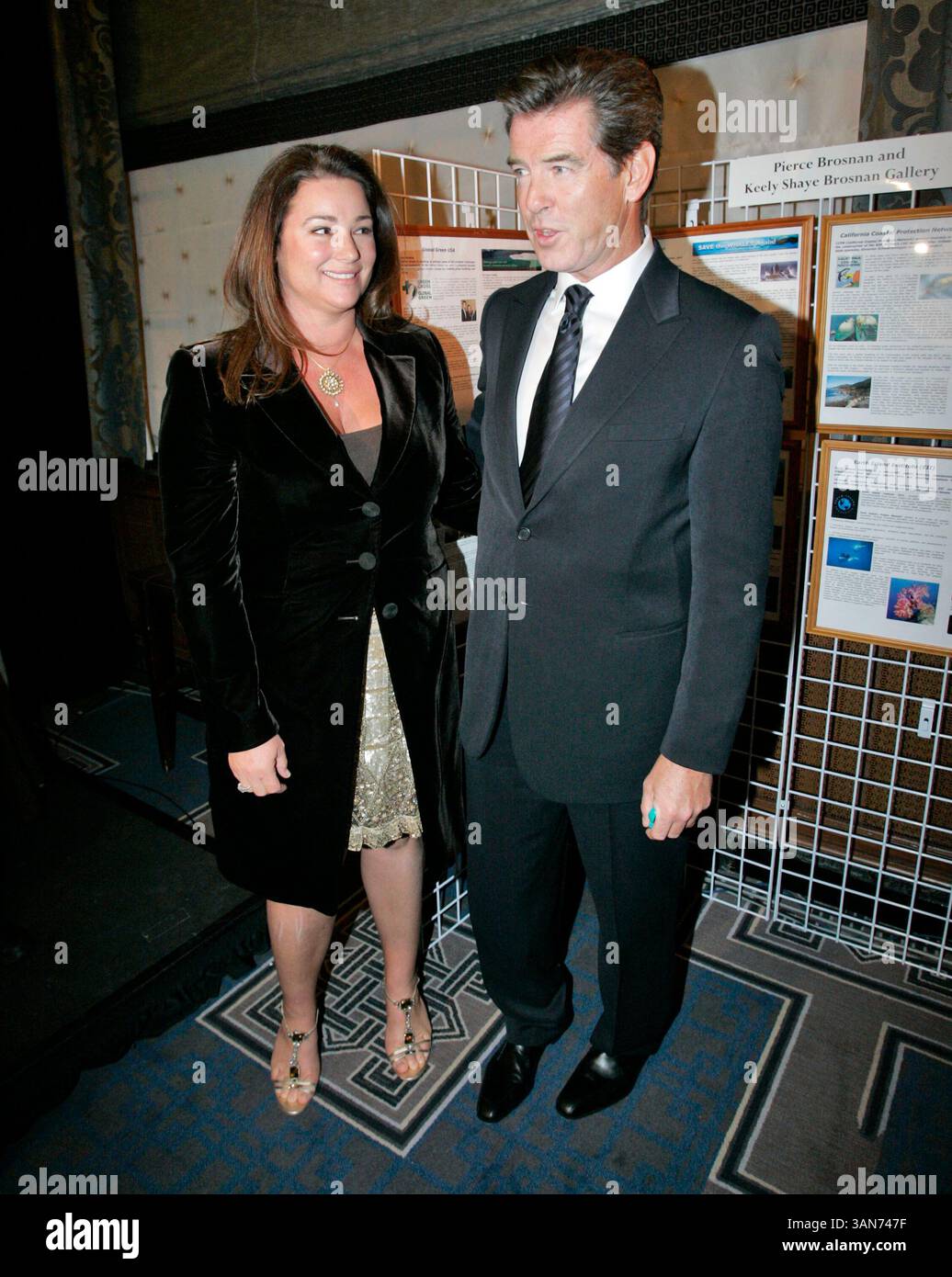 Nov 20, 2008 - Chicago, Illinois, USA - Actor PIERCE BROSNAN, right and ...
