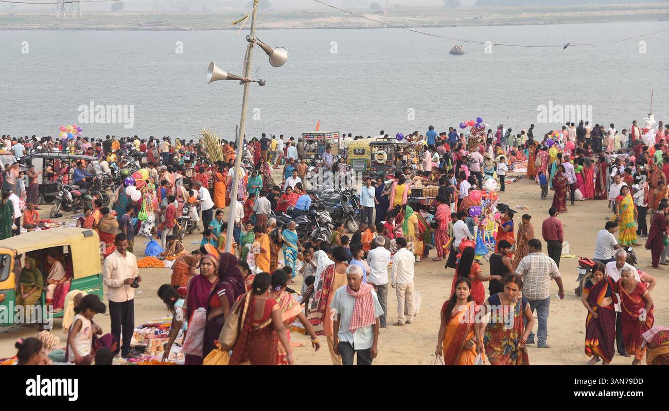 Patna, India. 14th Apr, 2025. PATNA, INDIA - APRIL 14: Devotees perform ...