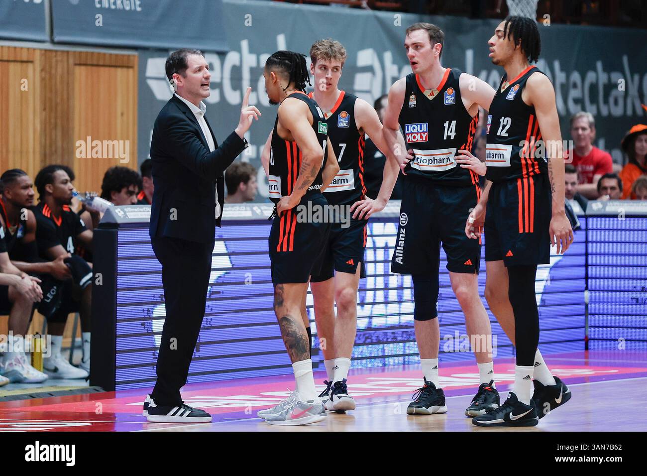 Wuerzburg, Deutschland. 14th Apr, 2025. Im Bild: v.li. Head-Coach Ty ...