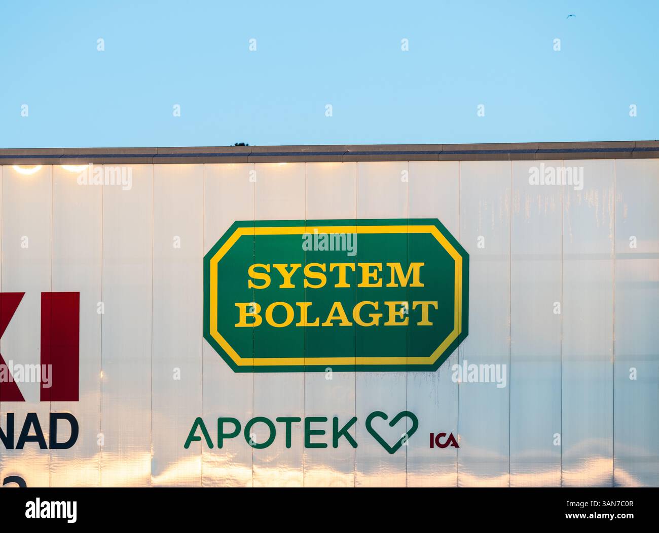 Big yellow box storage logo hi-res stock photography and images - Alamy