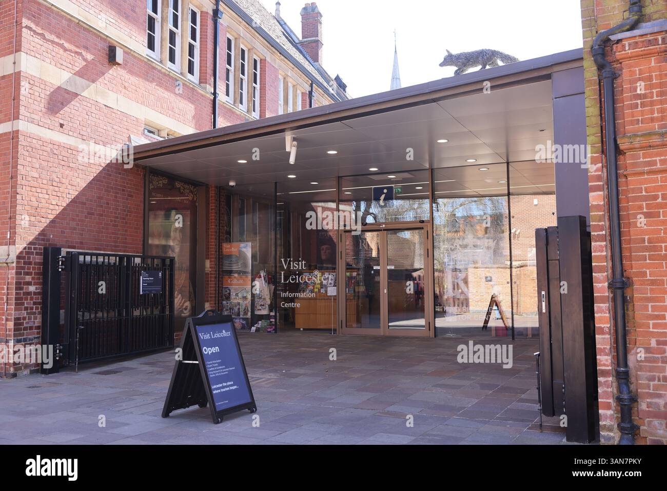 King Richard III visitor centre by the Cathedral, in Leicester, UK ...