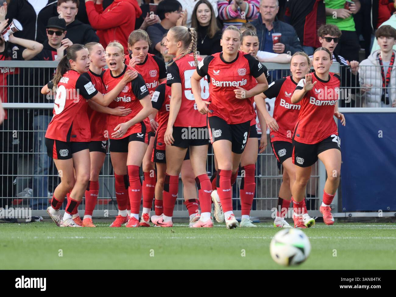 Cornelia Kramer (Leverkusen, 3. v.L) jubelt nach dem Tor zum 1-1 ...