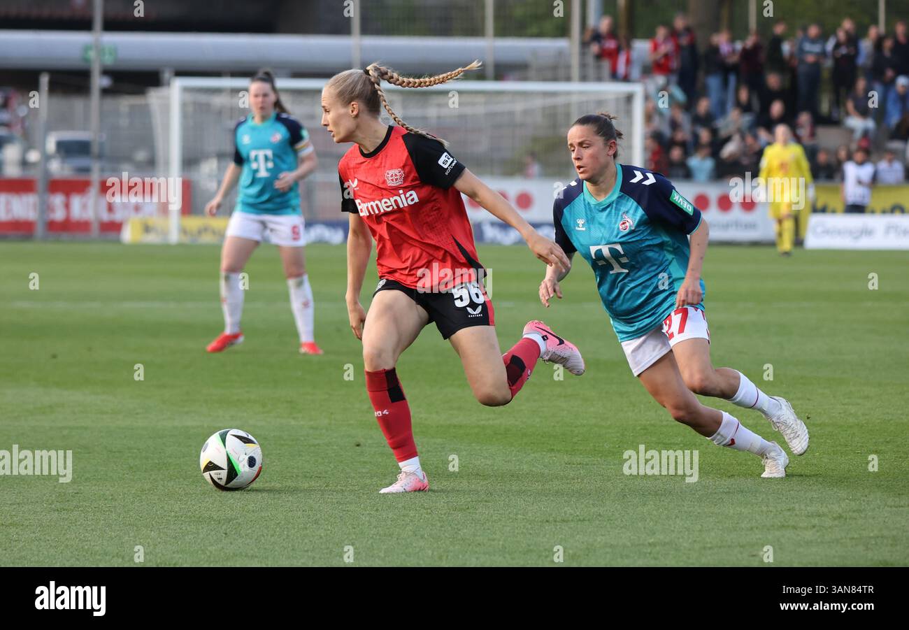 Juliette Vidal (Leverkusen, L) und Laura Feiersinger (Koeln ...