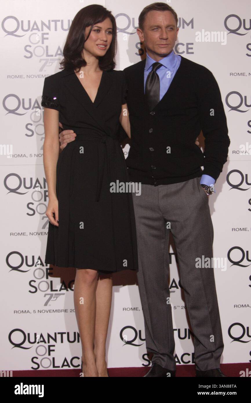 Olga kurylenko and daniel craig hi-res stock photography and images - Alamy