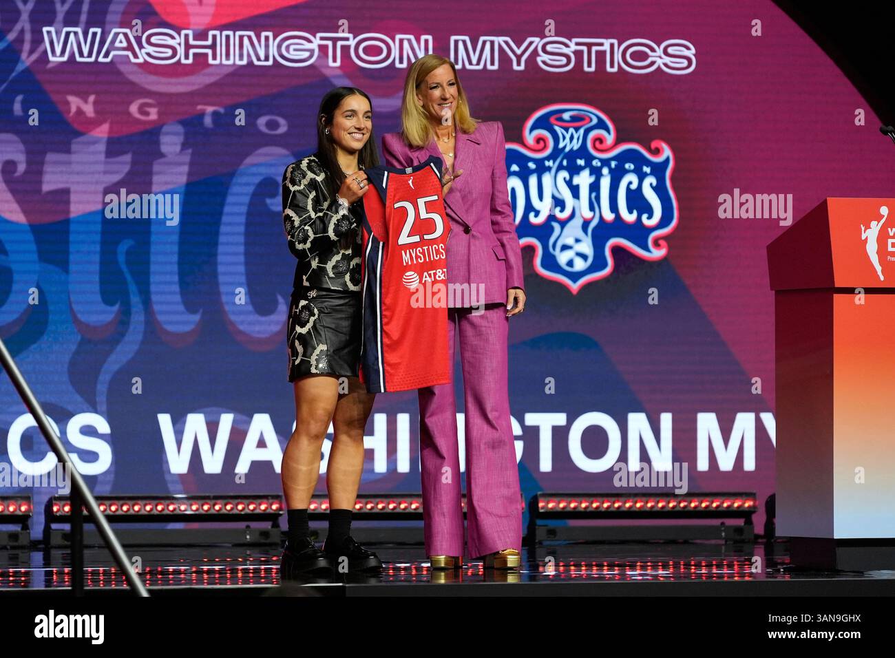 Kentucky's Georgia Amoore, left, poses for a photo with WNBA ...