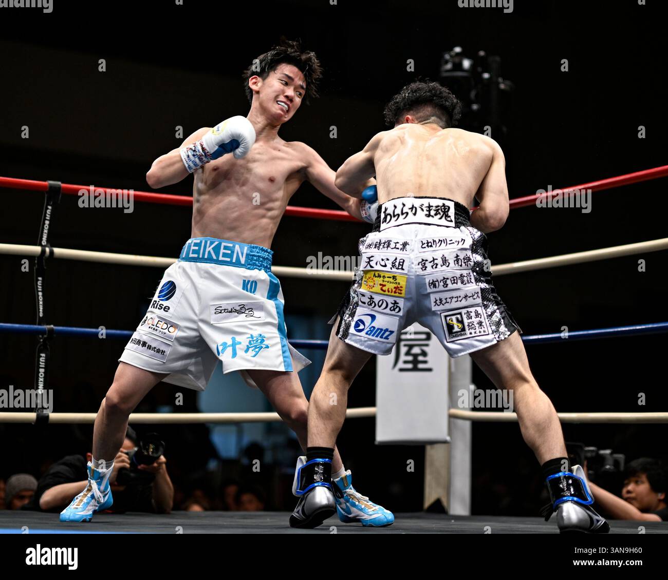 Tokyo, Japan. 8th Apr, 2025. Challenger Kyosuke Takami (white gloves) throws a left at champion ...