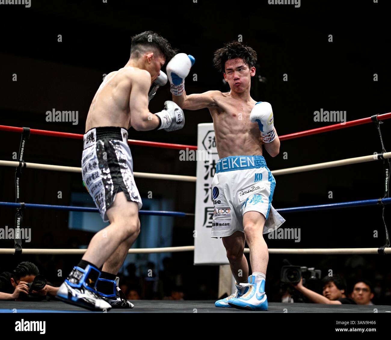 Tokyo, Japan. 8th Apr, 2025. Challenger Kyosuke Takami (white gloves) throws a right at champion ...