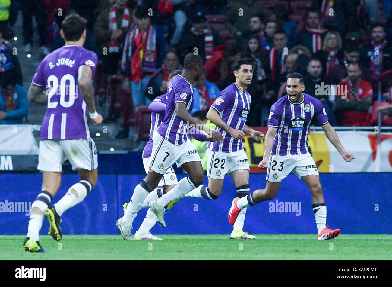 (250415) -- MADRID, April 15, 2025 (Xinhua) -- Players of Real ...