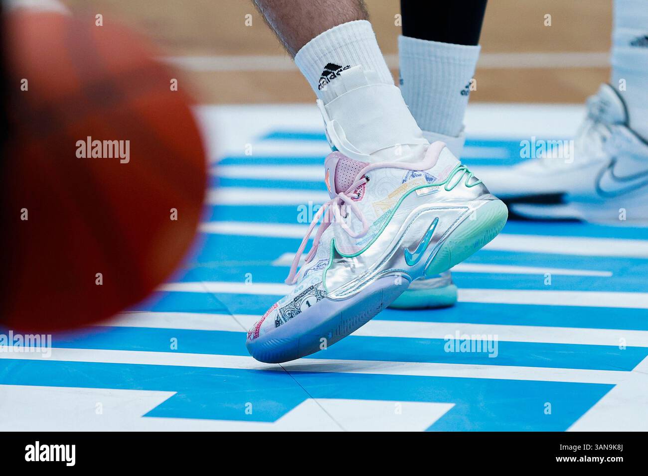 Wuerzburg, Deutschland. 14th Apr, 2025. Im Bild: Nike LeBron XXII ...