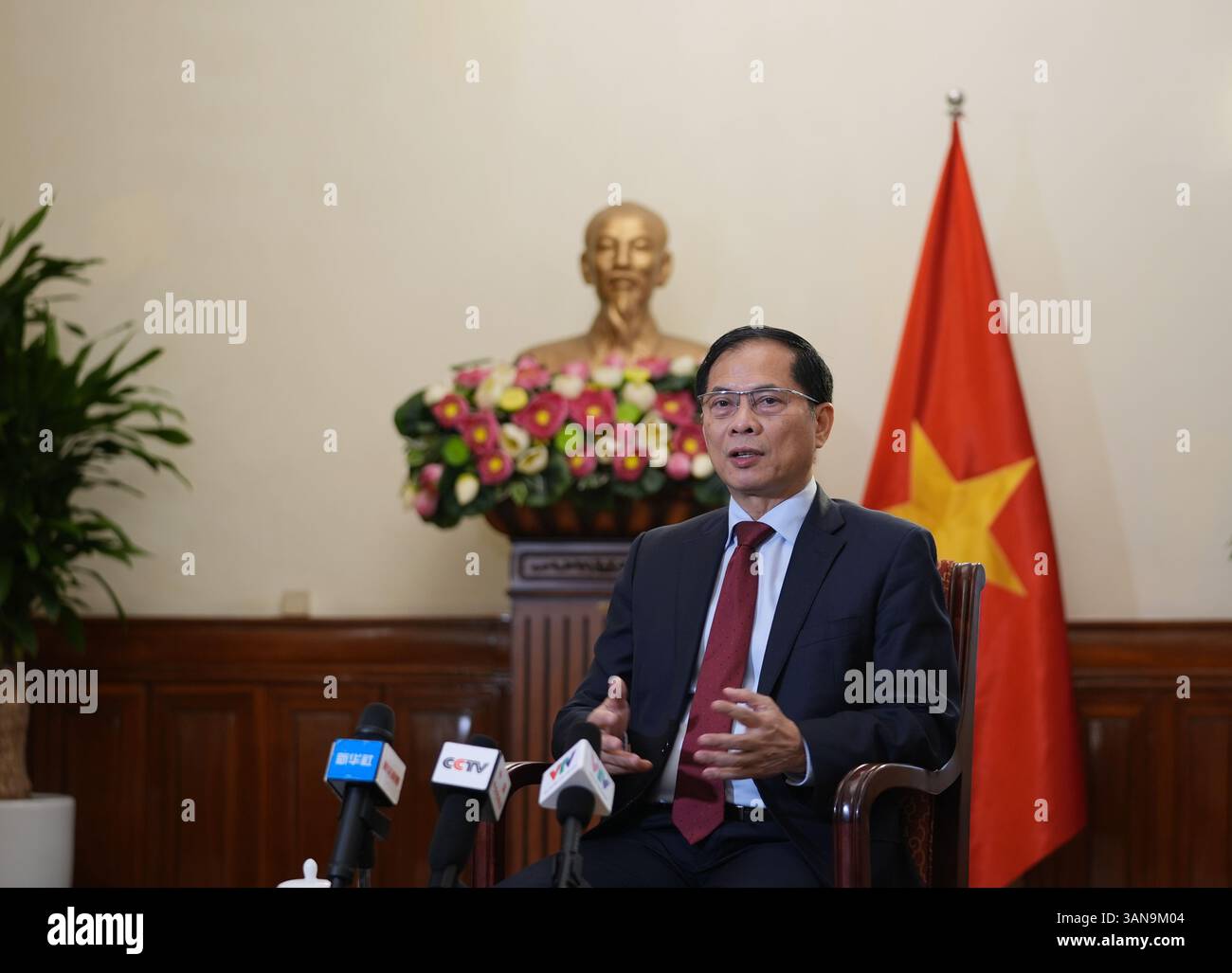 Hanoi, Vietnam. 11th Apr, 2025. Vietnamese Deputy Prime Minister and Foreign Minister Bui Thanh ...