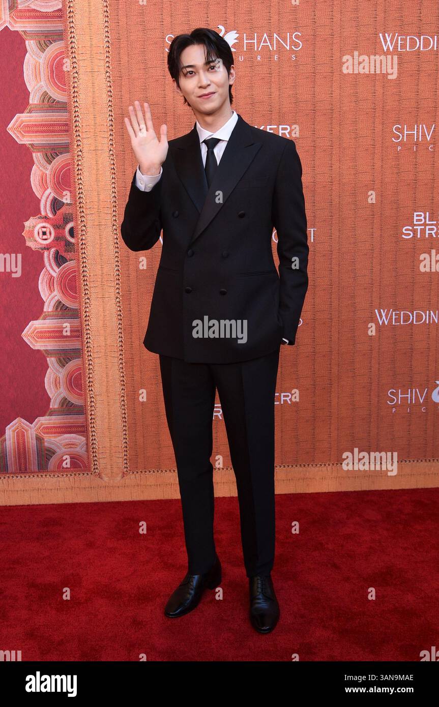Han Gi-chan arrives at the premiere of "The Wedding Banquet" on Monday ...