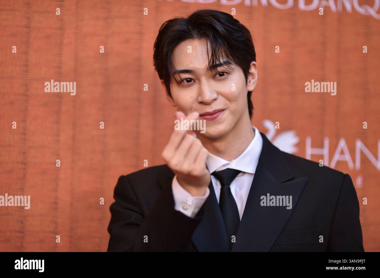 Han Gi-chan makes a finger heart at the premiere of "The Wedding ...