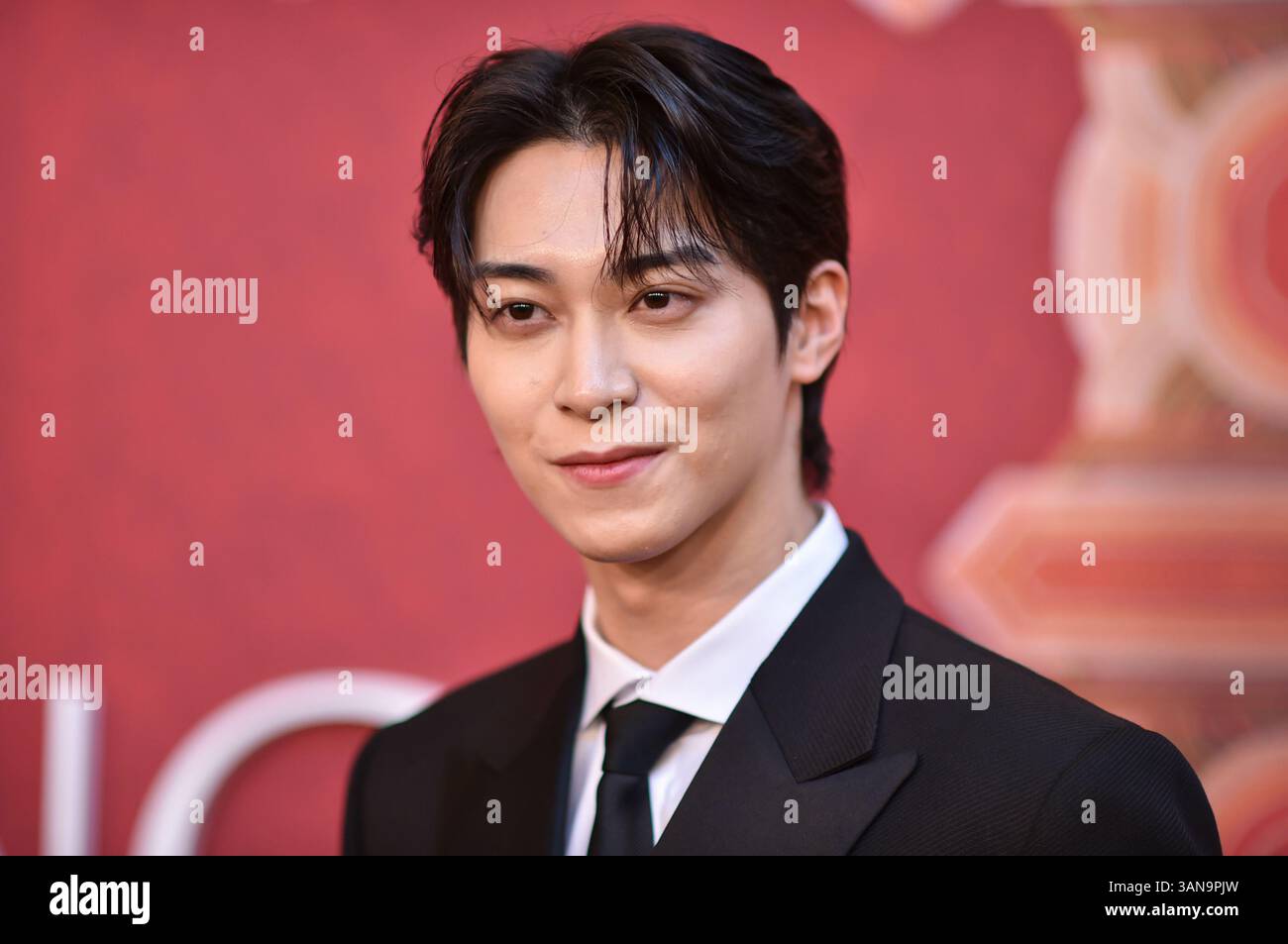 Han Gi-chan arrives at the premiere of "The Wedding Banquet" on Monday ...